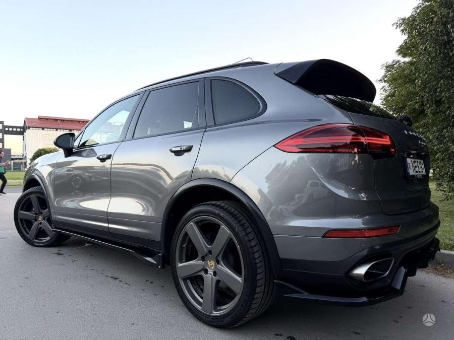 Pelēks Porsche Cayenne 2016 Kauņa, ar dzinēja tilpumu 3.60 L un nobraukumu 157 tūkst. km par 24000 €, foto 4 vietnē AUTOMOTO.COM.LV