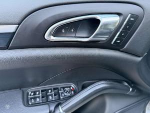 Pelēks Porsche Cayenne 2016 Kauņa, ar dzinēja tilpumu 3.60 L un nobraukumu 157 tūkst. km par 24000 €, foto 12 vietnē AUTOMOTO.COM.LV