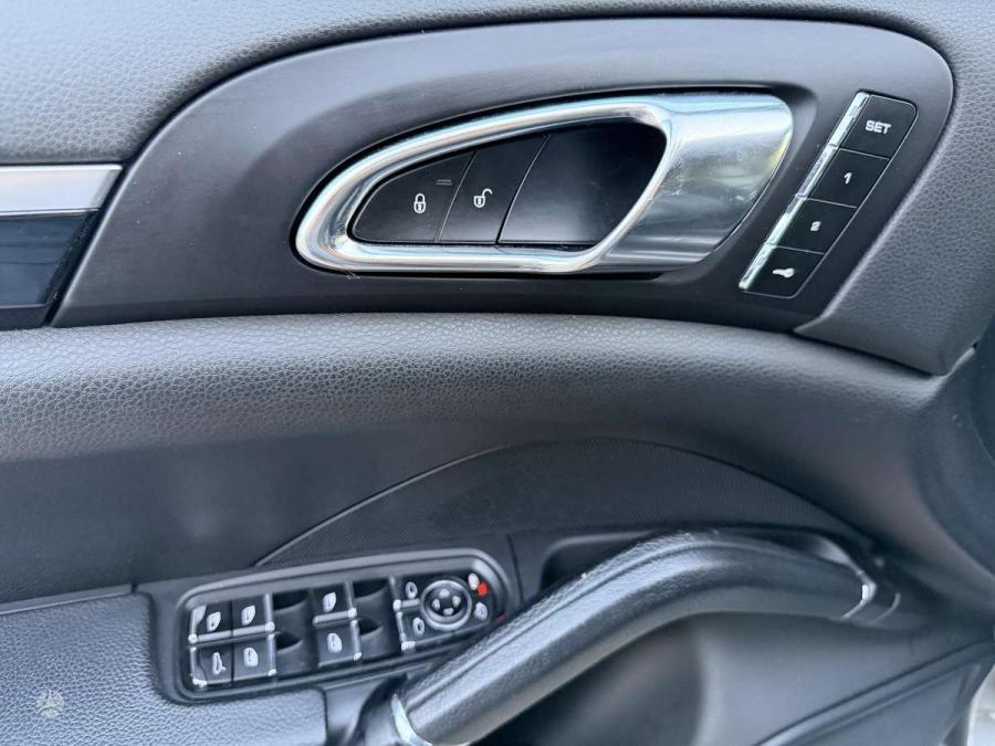 Pelēks Porsche Cayenne 2016 Kauņa, ar dzinēja tilpumu 3.60 L un nobraukumu 157 tūkst. km par 24000 €, foto 12 vietnē AUTOMOTO.COM.LV