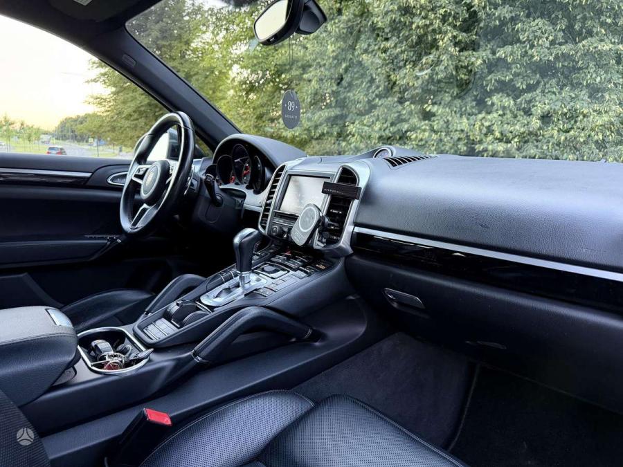 Pelēks Porsche Cayenne 2016 Kauņa, ar dzinēja tilpumu 3.60 L un nobraukumu 157 tūkst. km par 24000 €, foto 15 vietnē AUTOMOTO.COM.LV