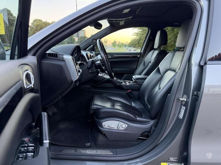 Pelēks Porsche Cayenne 2016 Kauņa, ar dzinēja tilpumu 3.60 L un nobraukumu 157 tūkst. km par 24000 €, foto 27 vietnē AUTOMOTO.COM.LV
