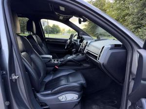 Pelēks Porsche Cayenne 2016 Kauņa, ar dzinēja tilpumu 3.60 L un nobraukumu 157 tūkst. km par 24000 €, foto 28 vietnē AUTOMOTO.COM.LV