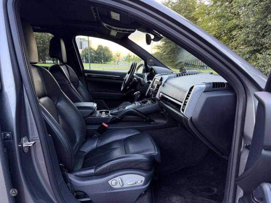 Pelēks Porsche Cayenne 2016 Kauņa, ar dzinēja tilpumu 3.60 L un nobraukumu 157 tūkst. km par 24000 €, foto 28 vietnē AUTOMOTO.COM.LV