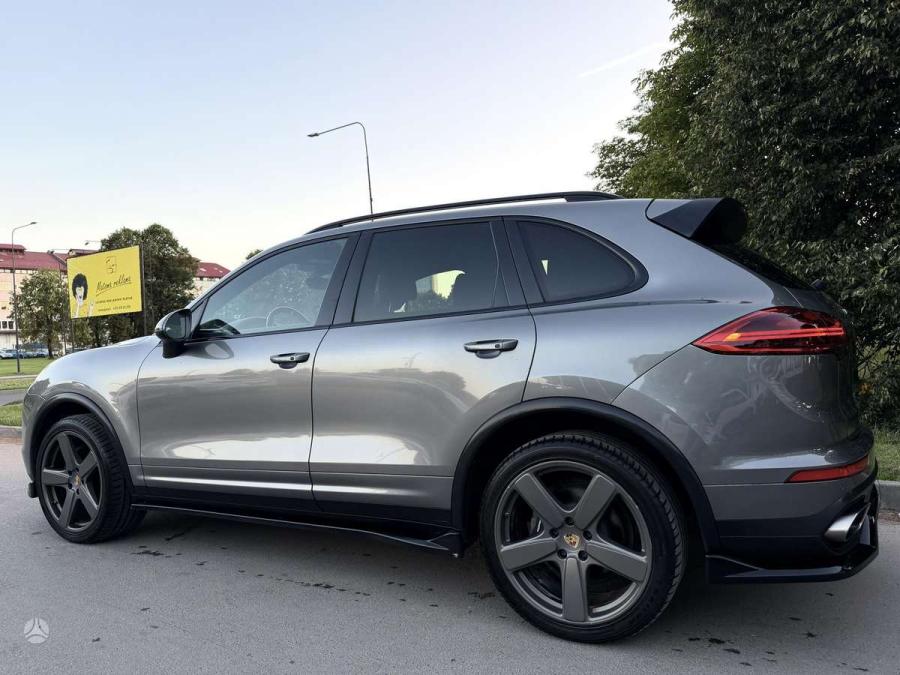 Pelēks Porsche Cayenne 2016 Kauņa, ar dzinēja tilpumu 3.60 L un nobraukumu 157 tūkst. km par 24000 €, foto 35 vietnē AUTOMOTO.COM.LV