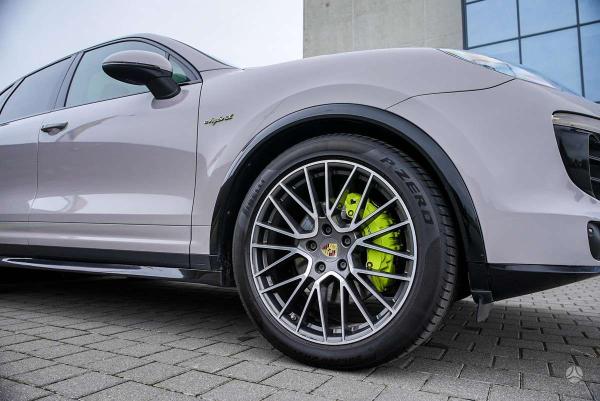 Grey Porsche Cayenne 2016 in Marijampole, with an engine capacity of 3.00 L and mileage of 163 thousand km for 27450 €, photo 5 on AUTOMOTO.COM.LV