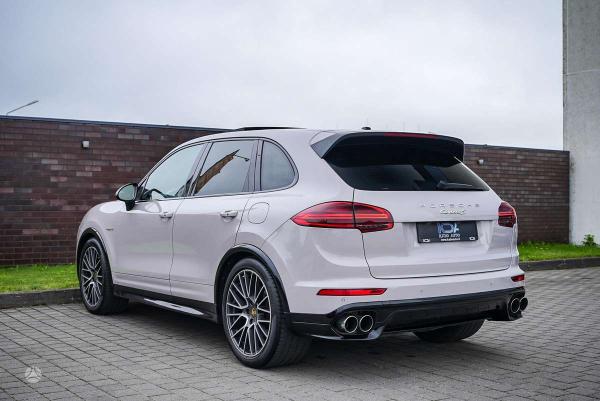 Grey Porsche Cayenne 2016 in Marijampole, with an engine capacity of 3.00 L and mileage of 163 thousand km for 27450 €, photo 8 on AUTOMOTO.COM.LV