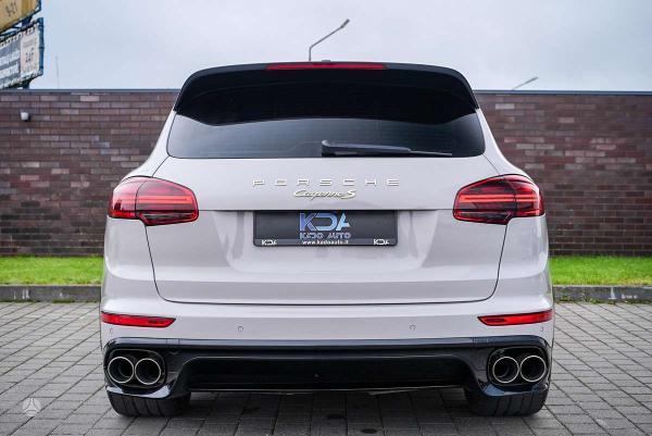 Grey Porsche Cayenne 2016 in Marijampole, with an engine capacity of 3.00 L and mileage of 163 thousand km for 27450 €, photo 9 on AUTOMOTO.COM.LV