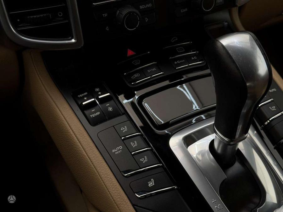 Grey Porsche Cayenne 2016 in Vilnius, with an engine capacity of 2.97 L and mileage of 166 thousand km for 18500 €, photo 22 on AUTOMOTO.COM.LV