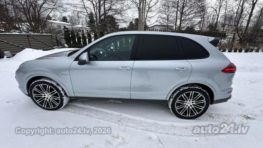 Grey Porsche Cayenne 2017 in Tallinn, with an engine capacity of 3.00 L and mileage of 145 thousand km for 34490 €, photo 7 on AUTOMOTO.COM.LV