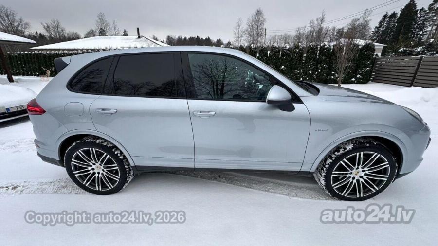 Grey Porsche Cayenne 2017 in Tallinn, with an engine capacity of 3.00 L and mileage of 145 thousand km for 34490 €, photo 8 on AUTOMOTO.COM.LV