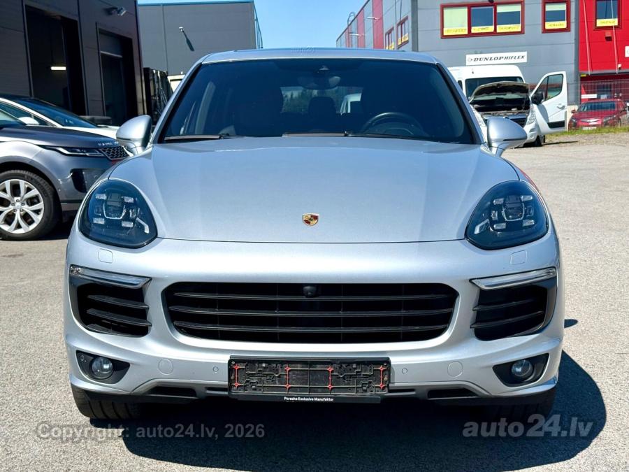 Grey Porsche Cayenne 2017 in Tallinn, with an engine capacity of 3.00 L and mileage of 124 thousand km for 37900 €, photo 3 on AUTOMOTO.COM.LV