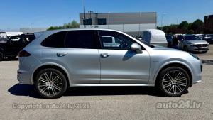 Grey Porsche Cayenne 2017 in Tallinn, with an engine capacity of 3.00 L and mileage of 124 thousand km for 37900 €, photo 6 on AUTOMOTO.COM.LV