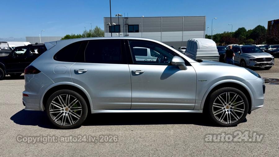 Grey Porsche Cayenne 2017 in Tallinn, with an engine capacity of 3.00 L and mileage of 124 thousand km for 37900 €, photo 6 on AUTOMOTO.COM.LV