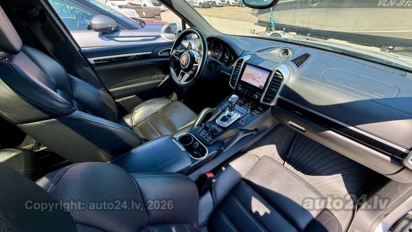 Grey Porsche Cayenne 2017 in Tallinn, with an engine capacity of 3.00 L and mileage of 124 thousand km for 37900 €, photo 10 on AUTOMOTO.COM.LV