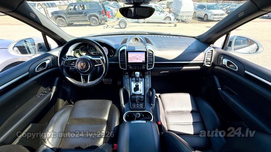 Grey Porsche Cayenne 2017 in Tallinn, with an engine capacity of 3.00 L and mileage of 124 thousand km for 37900 €, photo 15 on AUTOMOTO.COM.LV