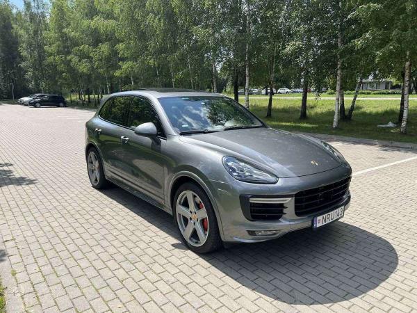 Pelēks Porsche Cayenne 2017 Panevēža, ar dzinēja tilpumu 3.60 L un nobraukumu 251 tūkst. km par 27400 €, foto  vietnē AUTOMOTO.COM.LV