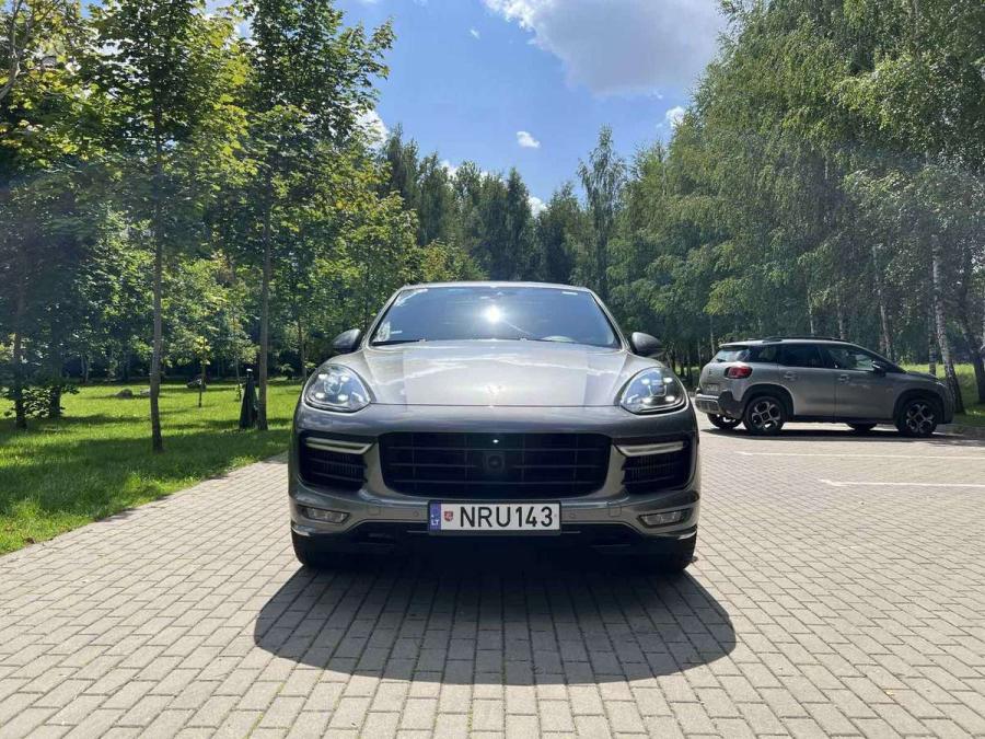Grey Porsche Cayenne 2017 in Panevezys, with an engine capacity of 3.60 L and mileage of 251 thousand km for 27400 €, photo 3 on AUTOMOTO.COM.LV