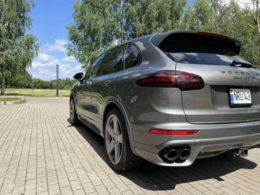 Grey Porsche Cayenne 2017 in Panevezys, with an engine capacity of 3.60 L and mileage of 251 thousand km for 27400 €, photo 7 on AUTOMOTO.COM.LV