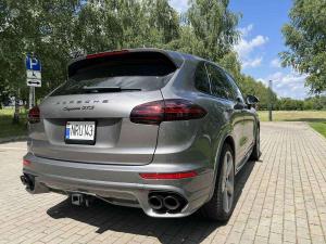 Grey Porsche Cayenne 2017 in Panevezys, with an engine capacity of 3.60 L and mileage of 251 thousand km for 27400 €, photo 9 on AUTOMOTO.COM.LV