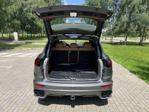 Grey Porsche Cayenne 2017 in Panevezys, with an engine capacity of 3.60 L and mileage of 251 thousand km for 27400 €, photo 10 on AUTOMOTO.COM.LV