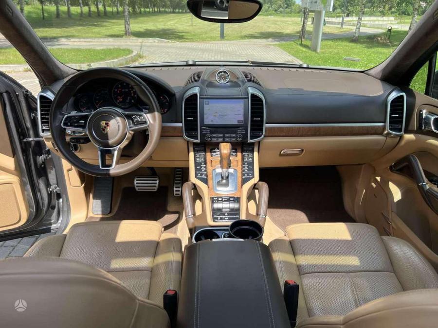 Grey Porsche Cayenne 2017 in Panevezys, with an engine capacity of 3.60 L and mileage of 251 thousand km for 27400 €, photo 13 on AUTOMOTO.COM.LV