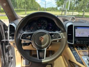Grey Porsche Cayenne 2017 in Panevezys, with an engine capacity of 3.60 L and mileage of 251 thousand km for 27400 €, photo 14 on AUTOMOTO.COM.LV