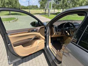 Grey Porsche Cayenne 2017 in Panevezys, with an engine capacity of 3.60 L and mileage of 251 thousand km for 27400 €, photo 15 on AUTOMOTO.COM.LV