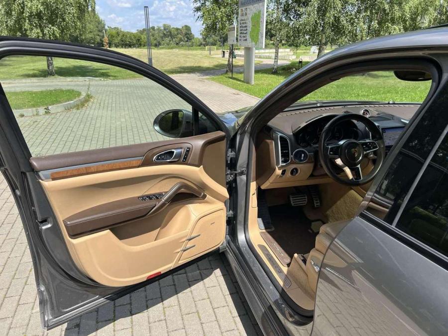 Grey Porsche Cayenne 2017 in Panevezys, with an engine capacity of 3.60 L and mileage of 251 thousand km for 27400 €, photo 15 on AUTOMOTO.COM.LV