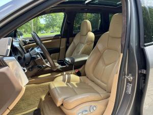 Grey Porsche Cayenne 2017 in Panevezys, with an engine capacity of 3.60 L and mileage of 251 thousand km for 27400 €, photo 16 on AUTOMOTO.COM.LV