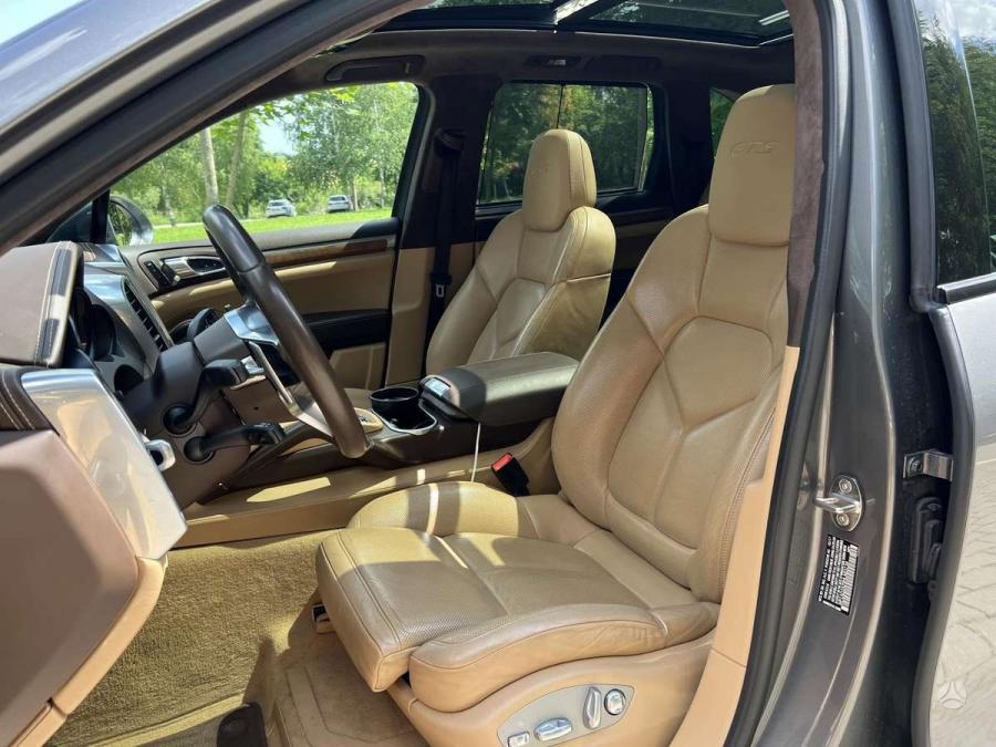 Grey Porsche Cayenne 2017 in Panevezys, with an engine capacity of 3.60 L and mileage of 251 thousand km for 27400 €, photo 16 on AUTOMOTO.COM.LV