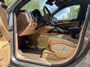 Grey Porsche Cayenne 2017 in Panevezys, with an engine capacity of 3.60 L and mileage of 251 thousand km for 27400 €, photo 17 on AUTOMOTO.COM.LV