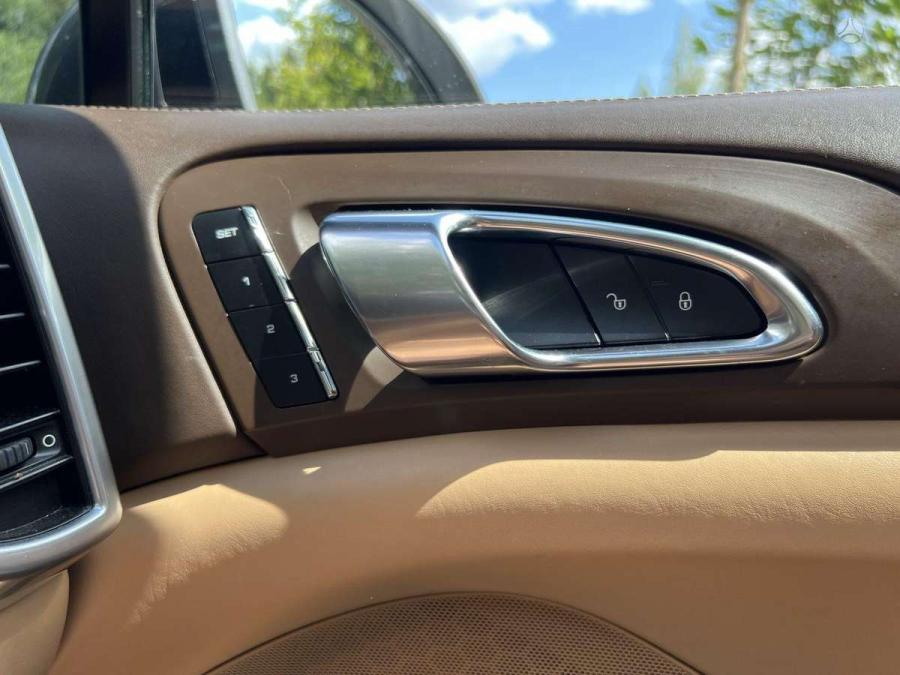 Grey Porsche Cayenne 2017 in Panevezys, with an engine capacity of 3.60 L and mileage of 251 thousand km for 27400 €, photo 22 on AUTOMOTO.COM.LV
