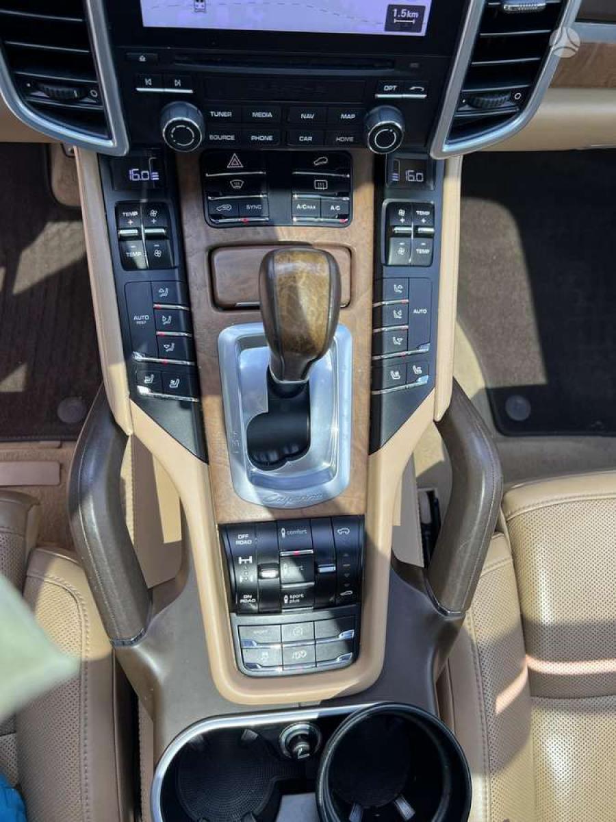Grey Porsche Cayenne 2017 in Panevezys, with an engine capacity of 3.60 L and mileage of 251 thousand km for 27400 €, photo 24 on AUTOMOTO.COM.LV