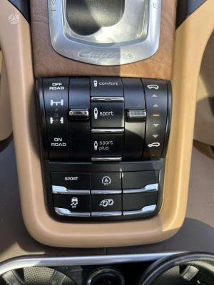 Grey Porsche Cayenne 2017 in Panevezys, with an engine capacity of 3.60 L and mileage of 251 thousand km for 27400 €, photo 25 on AUTOMOTO.COM.LV
