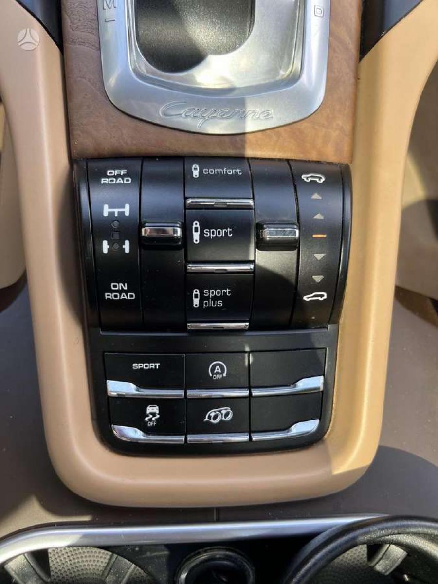 Grey Porsche Cayenne 2017 in Panevezys, with an engine capacity of 3.60 L and mileage of 251 thousand km for 27400 €, photo 25 on AUTOMOTO.COM.LV