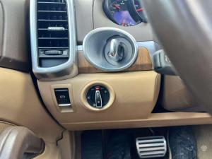 Grey Porsche Cayenne 2017 in Panevezys, with an engine capacity of 3.60 L and mileage of 251 thousand km for 27400 €, photo 26 on AUTOMOTO.COM.LV