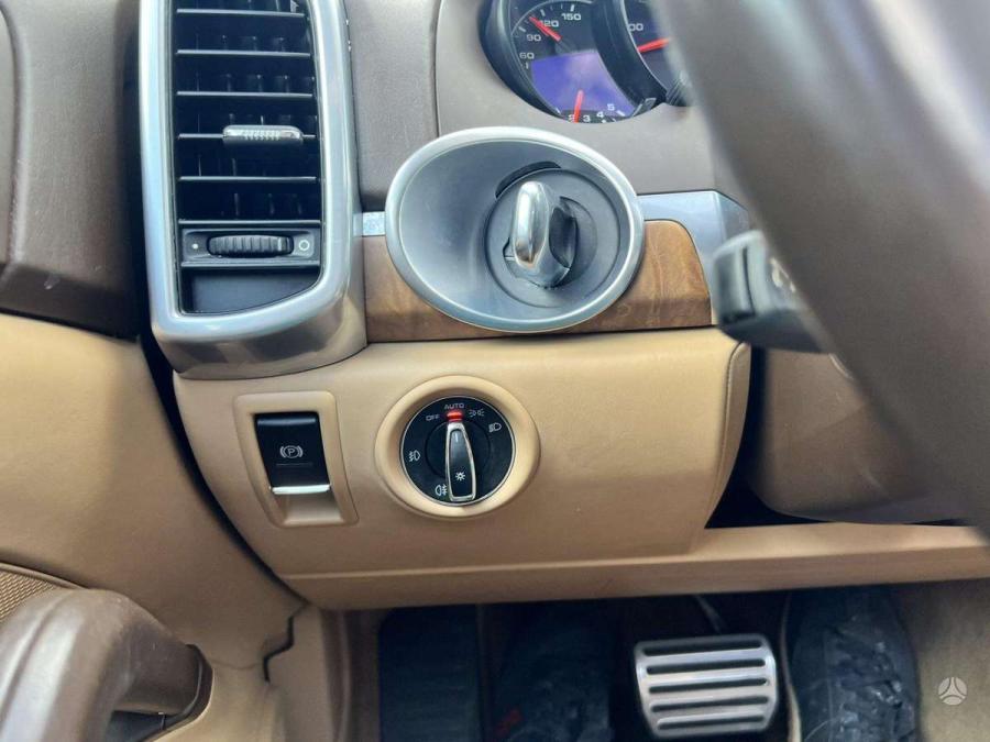 Grey Porsche Cayenne 2017 in Panevezys, with an engine capacity of 3.60 L and mileage of 251 thousand km for 27400 €, photo 26 on AUTOMOTO.COM.LV