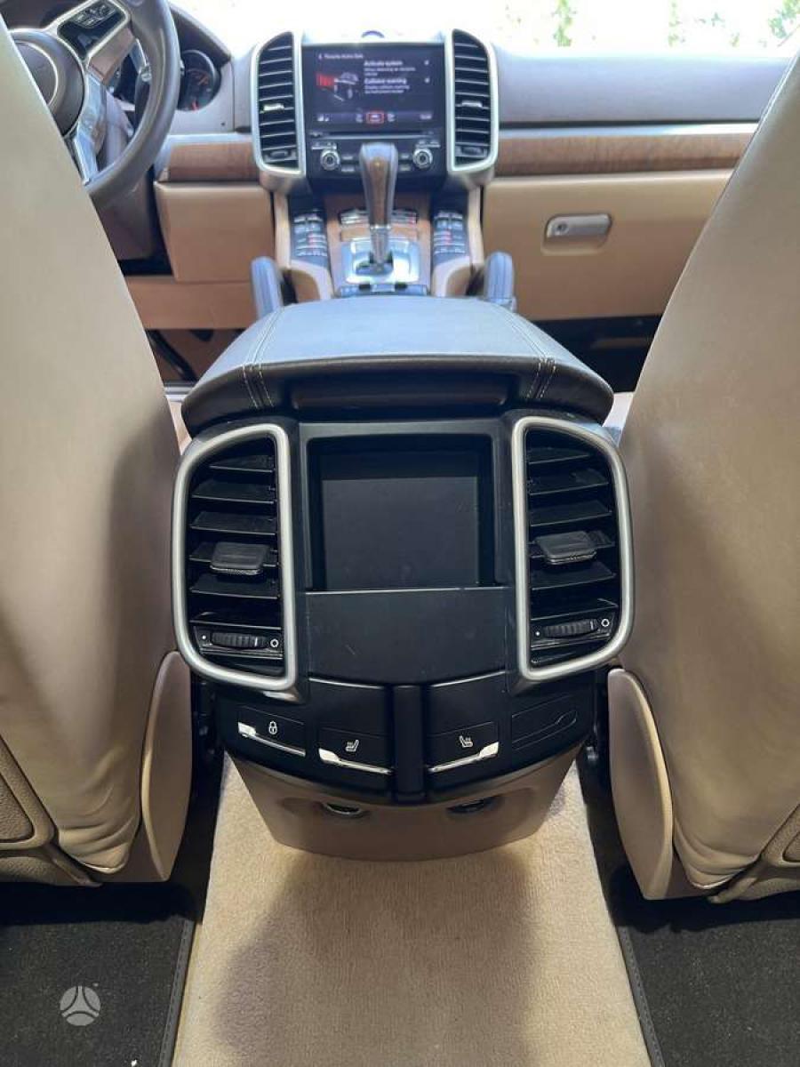 Grey Porsche Cayenne 2017 in Panevezys, with an engine capacity of 3.60 L and mileage of 251 thousand km for 27400 €, photo 27 on AUTOMOTO.COM.LV