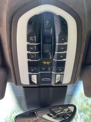 Grey Porsche Cayenne 2017 in Panevezys, with an engine capacity of 3.60 L and mileage of 251 thousand km for 27400 €, photo 31 on AUTOMOTO.COM.LV