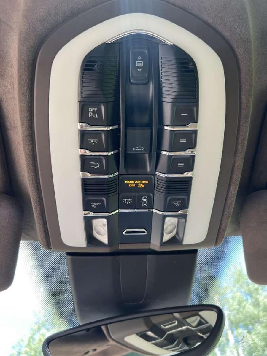 Grey Porsche Cayenne 2017 in Panevezys, with an engine capacity of 3.60 L and mileage of 251 thousand km for 27400 €, photo 31 on AUTOMOTO.COM.LV