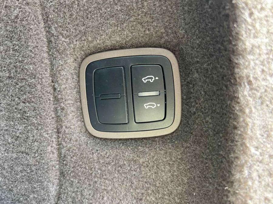 Grey Porsche Cayenne 2017 in Panevezys, with an engine capacity of 3.60 L and mileage of 251 thousand km for 27400 €, photo 34 on AUTOMOTO.COM.LV