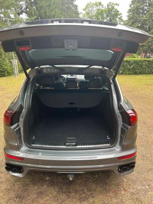 Grey Porsche Cayenne 2017 in Klaipeda, with an engine capacity of 3.60 L and mileage of 189 thousand km for 25990 €, photo 8 on AUTOMOTO.COM.LV