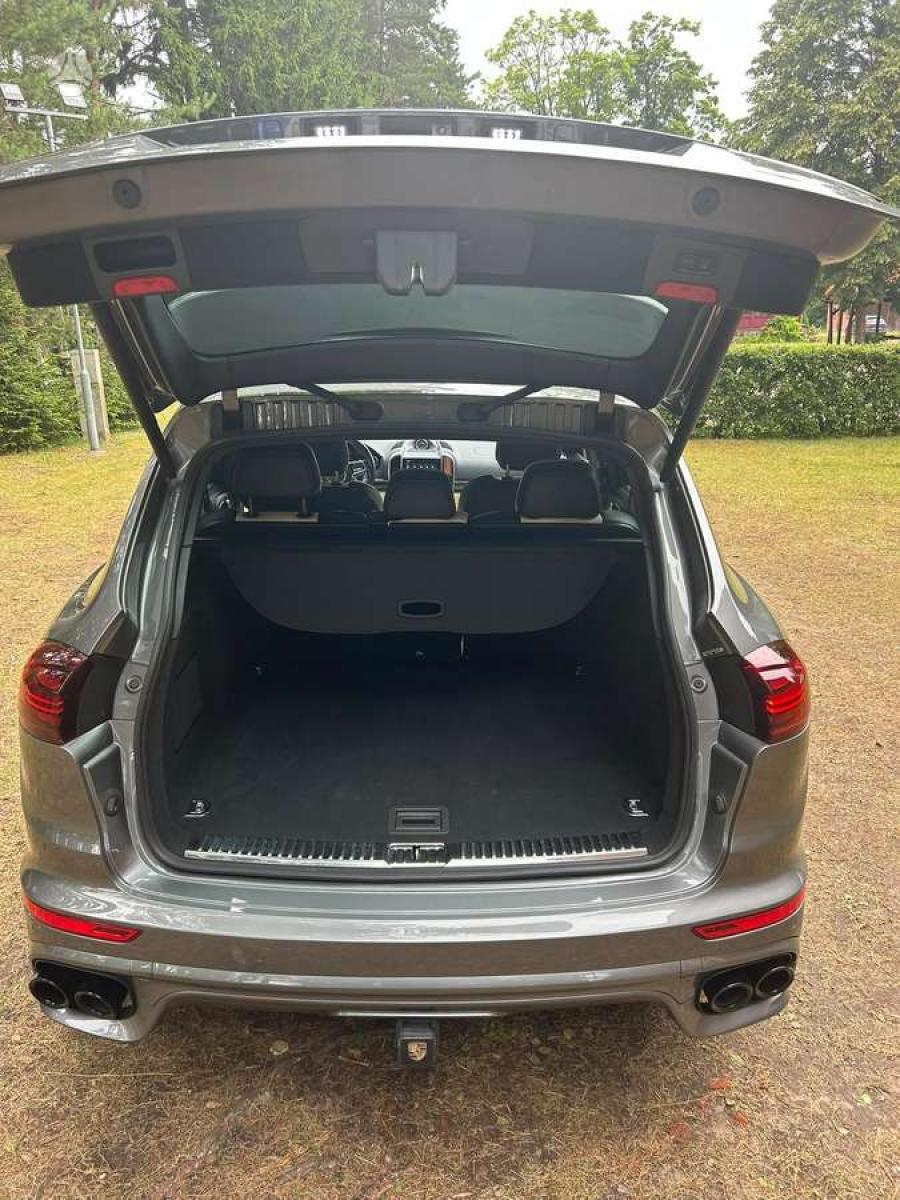 Grey Porsche Cayenne 2017 in Klaipeda, with an engine capacity of 3.60 L and mileage of 189 thousand km for 25990 €, photo 8 on AUTOMOTO.COM.LV