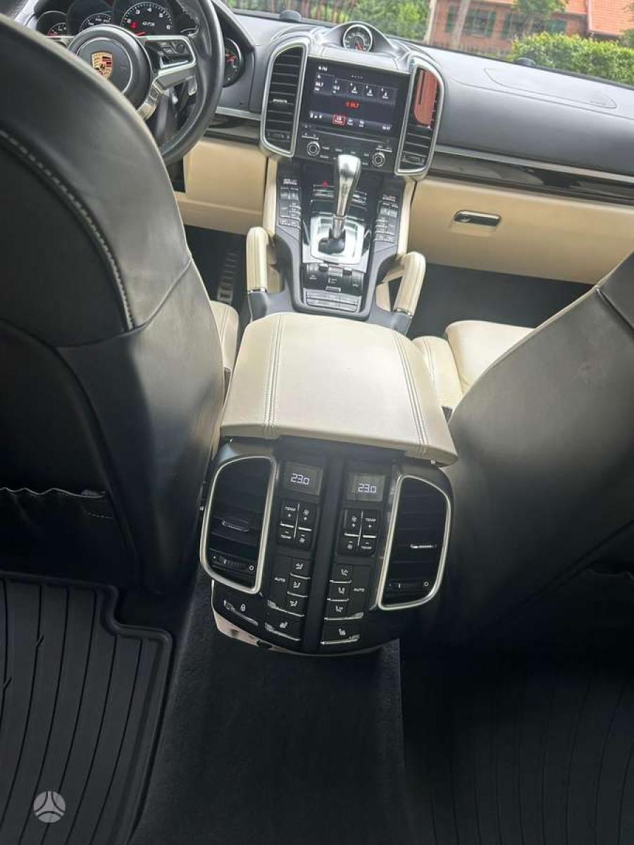 Grey Porsche Cayenne 2017 in Klaipeda, with an engine capacity of 3.60 L and mileage of 189 thousand km for 25990 €, photo 13 on AUTOMOTO.COM.LV