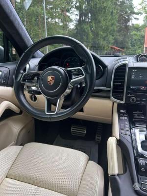 Grey Porsche Cayenne 2017 in Klaipeda, with an engine capacity of 3.60 L and mileage of 189 thousand km for 25990 €, photo 17 on AUTOMOTO.COM.LV