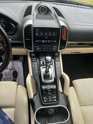 Grey Porsche Cayenne 2017 in Klaipeda, with an engine capacity of 3.60 L and mileage of 189 thousand km for 25990 €, photo 19 on AUTOMOTO.COM.LV