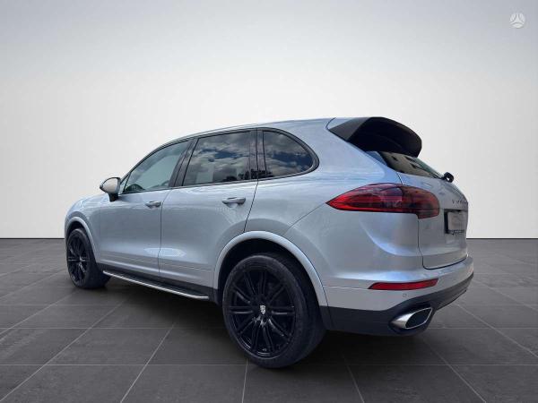 Pelēks Porsche Cayenne 2017 Viļņa, ar dzinēja tilpumu 2.97 L un nobraukumu 165 tūkst. km par 24900 €, foto 6 vietnē AUTOMOTO.COM.LV