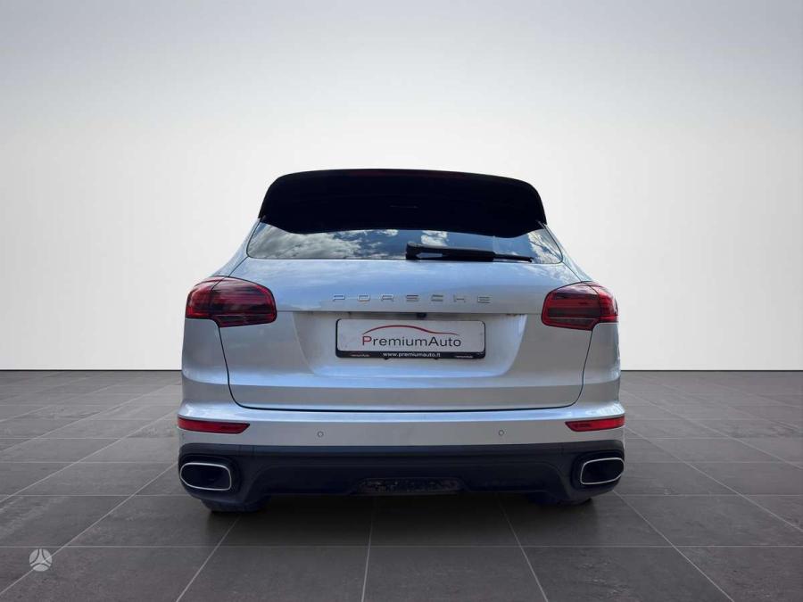 Pelēks Porsche Cayenne 2017 Viļņa, ar dzinēja tilpumu 2.97 L un nobraukumu 165 tūkst. km par 24900 €, foto 9 vietnē AUTOMOTO.COM.LV