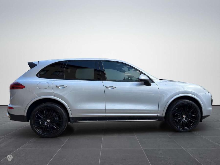 Pelēks Porsche Cayenne 2017 Viļņa, ar dzinēja tilpumu 2.97 L un nobraukumu 165 tūkst. km par 24900 €, foto 14 vietnē AUTOMOTO.COM.LV