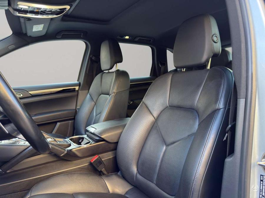 Pelēks Porsche Cayenne 2017 Viļņa, ar dzinēja tilpumu 2.97 L un nobraukumu 165 tūkst. km par 24900 €, foto 18 vietnē AUTOMOTO.COM.LV